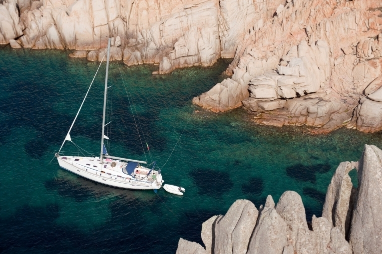 Лодка между скал — Boat between rocks