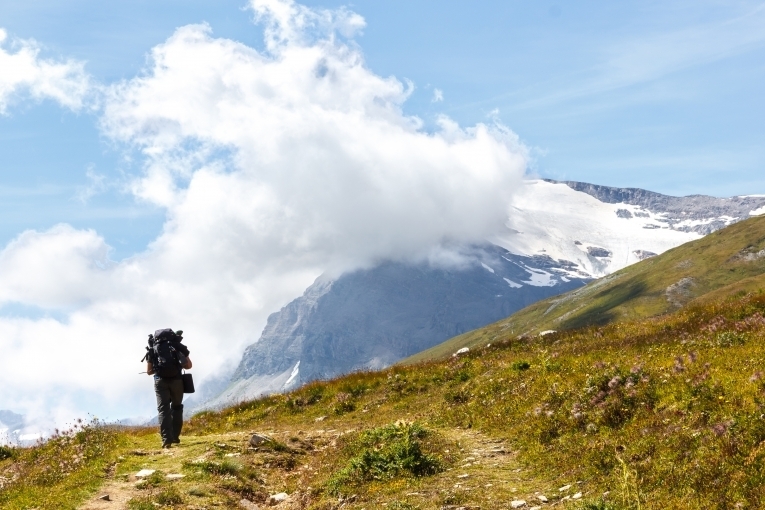 Турист в горах — Tourists in the mountains