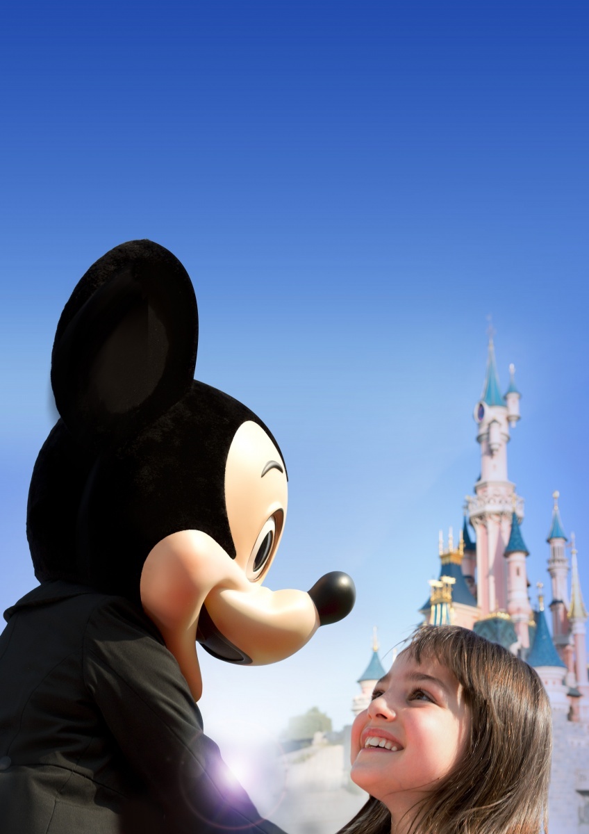 Девочка с микки маусом — Girl with Mickey Mouse