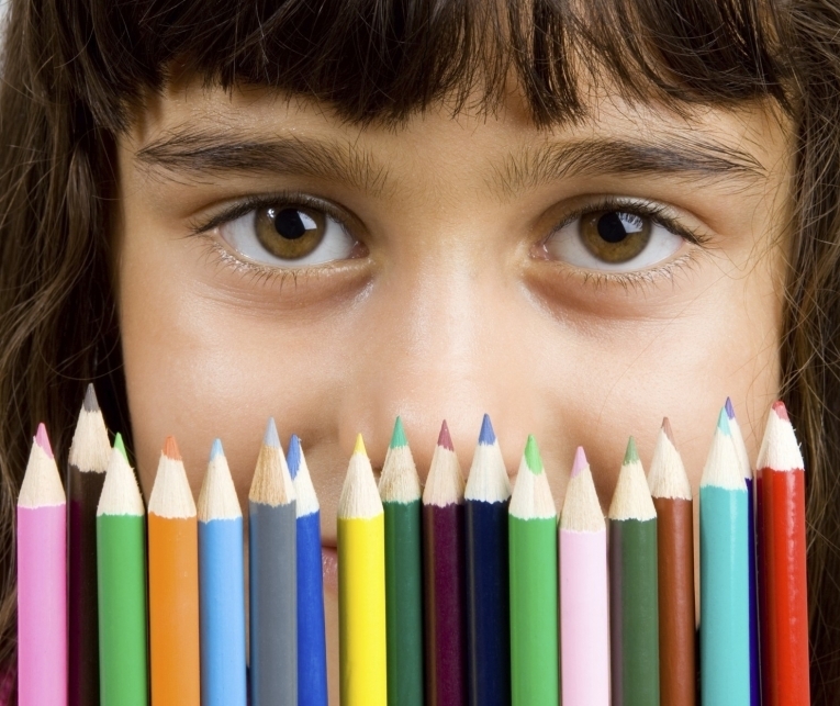 Девочка с цветными карандашами — Girl with colored pencils