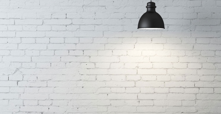 Стена и лампа — Wall and lamp