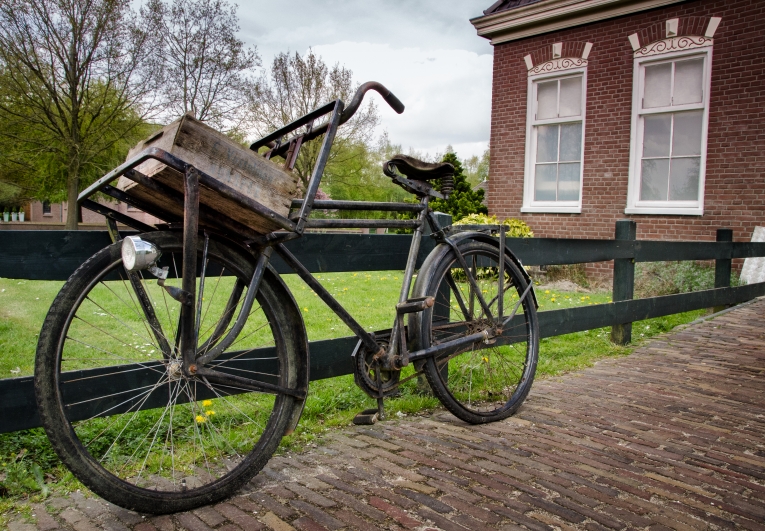 Старый велосипед — Old bicycle