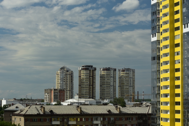 Высотные здания, яркий фасад, город — High-rise buildings, bright ...