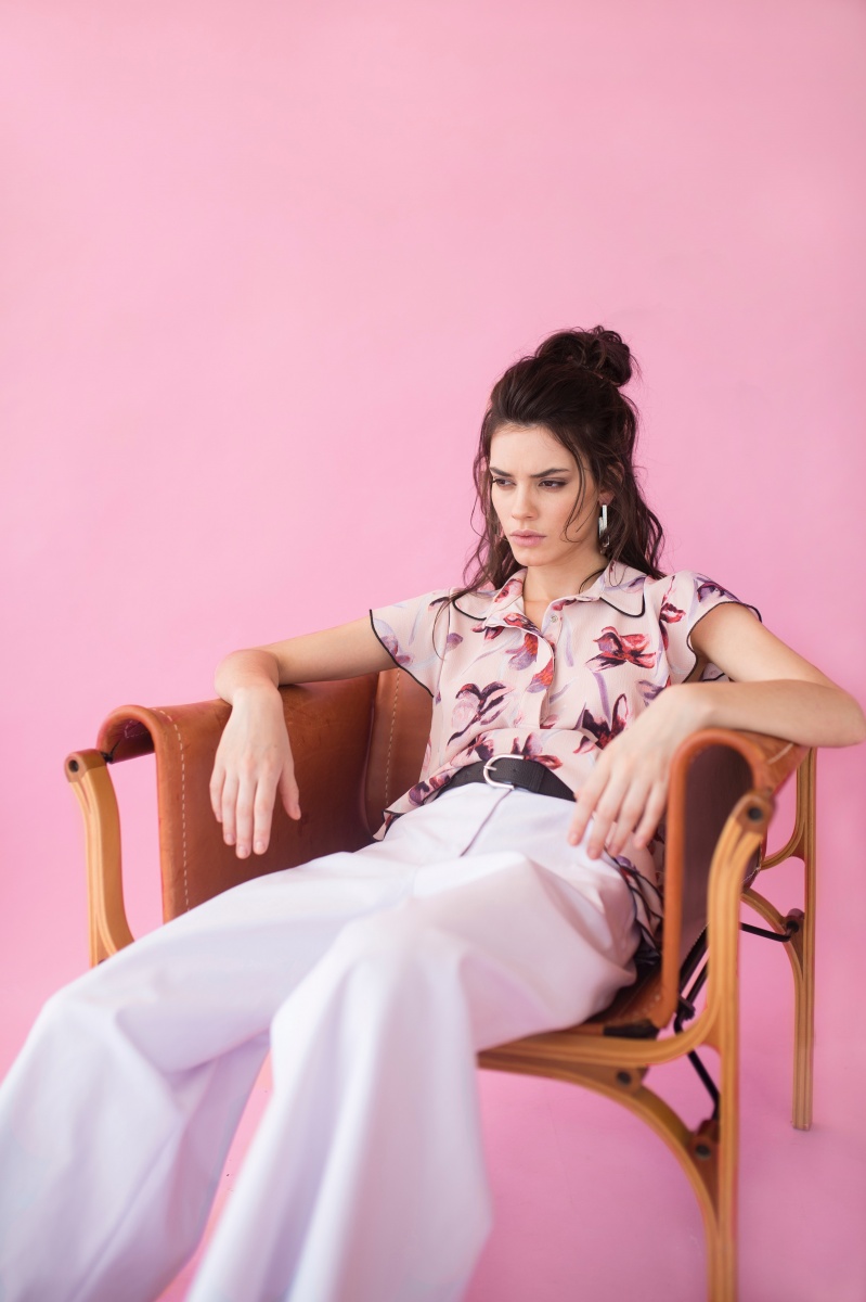 girl in the chair, model, photo shoot — girl in the chair, model, photo ...